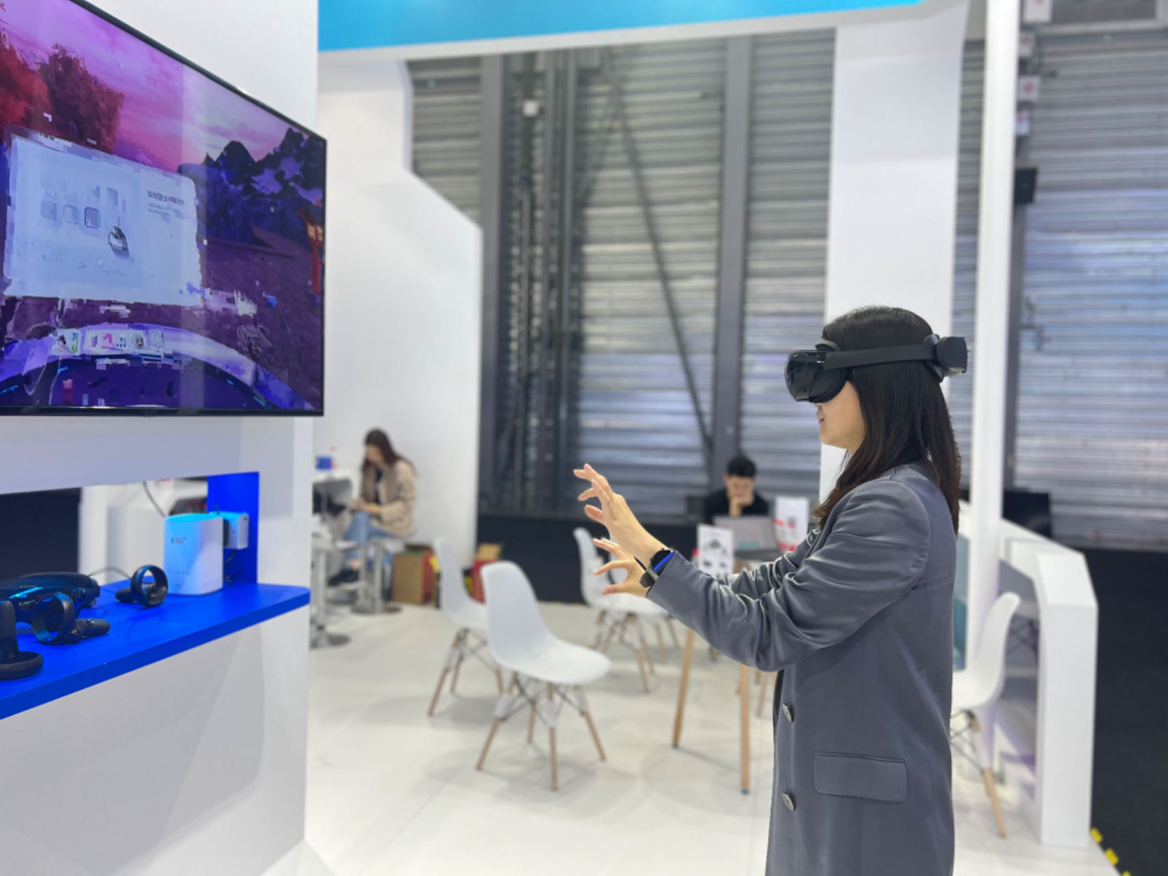 用手触摸未来，YVR品牌携自研手势识别技术亮相2023MWC上海_深圳新闻网